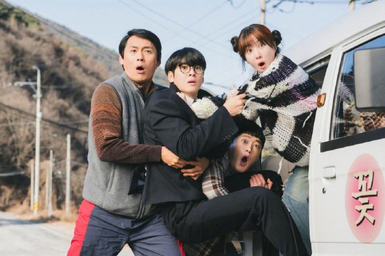 The WONDERfools: Netflix's Y2K Superhero K-Drama Cast | HITKULTR